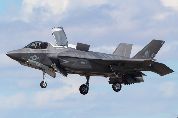 美军F35在叙利亚首秀后坠机，飞行员跳伞逃生