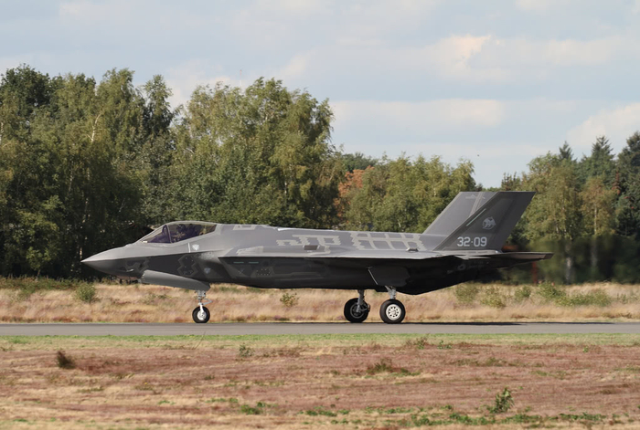 西方国家游客素质高？意大利全新F35A战机惨遭咸猪手