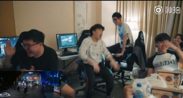 RNG抽中G2瞬间：Uzi大笑鼓掌 小虎从电竞椅上蹦了起来