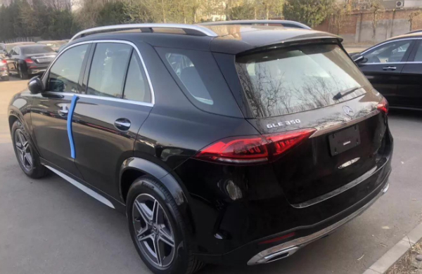 首台黑色全新2019款奔驰GLE再度现身！轴距2995mm 配48V主动悬架