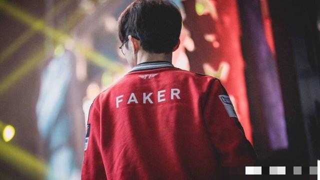 Faker心酸回头瞬间：S4直播回头无人！S7泪别冠军！亚运无奈银牌