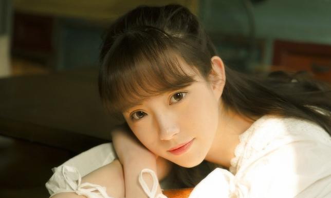 一个随便的女人,总是会有这样 不矜持”的表现,男人应该了解