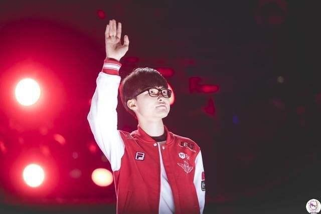 Faker心酸回头瞬间：S4直播回头无人！S7泪别冠军！亚运无奈银牌