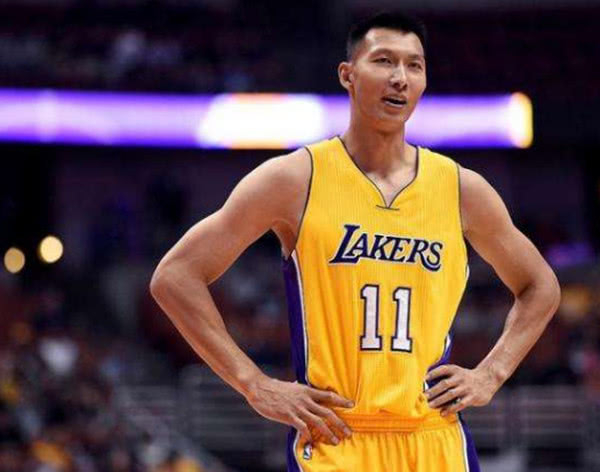 易建联被问及还想回NBA打球吗？仅说了一句话，所有人都安静了