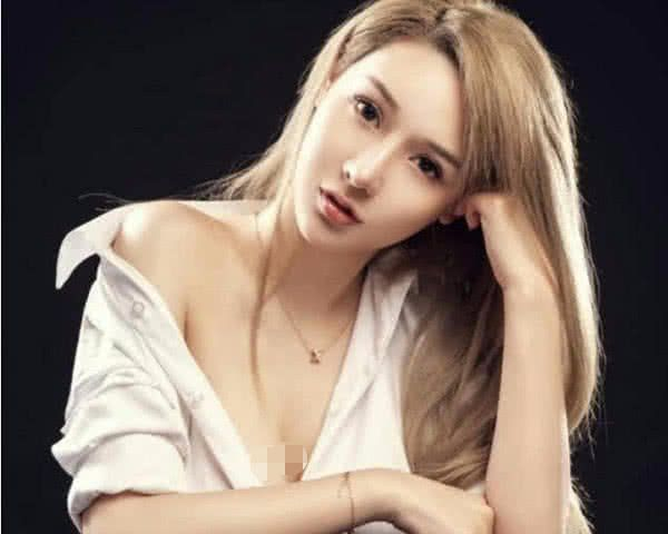 IG比赛赢了，之后，一位女主播米兰和Yhe shy的合照火了