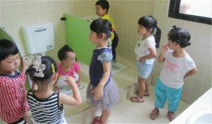 孩子为什么不愿在幼儿园上厕所?父母遇到这种状况又该怎么做呢 幼儿园 父母 闺女 新浪新闻