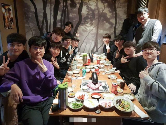 Faker心酸回头瞬间：S4直播回头无人！S7泪别冠军！亚运无奈银牌