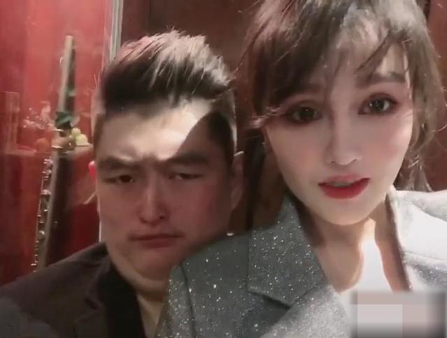 赵本山女儿小球球和哥哥同框参加婚礼，双胞胎的颜值大不同