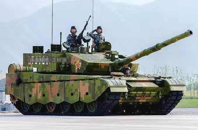 中国99A坦克炮射速世界第一！激光防御世界首创，但还有两点缺陷