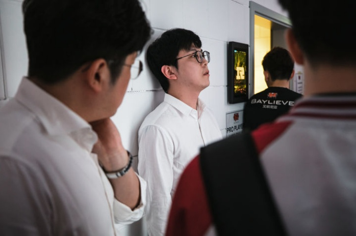 UU妹晒合照，Uzi陪网红女友看电影，网友：心疼MLXG