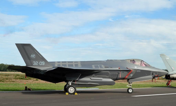 西方国家游客素质高？意大利全新F35A战机惨遭咸猪手
