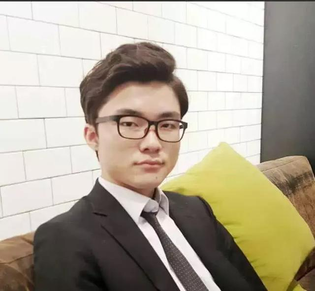 Faker晒刚加入SKT时的照片，这样的李哥，你绝对没见过