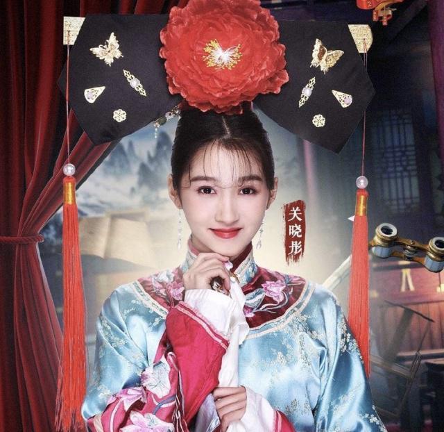 关晓彤清宫装美翻全场，古装造型赛天仙，网友：不愧是“关格格”