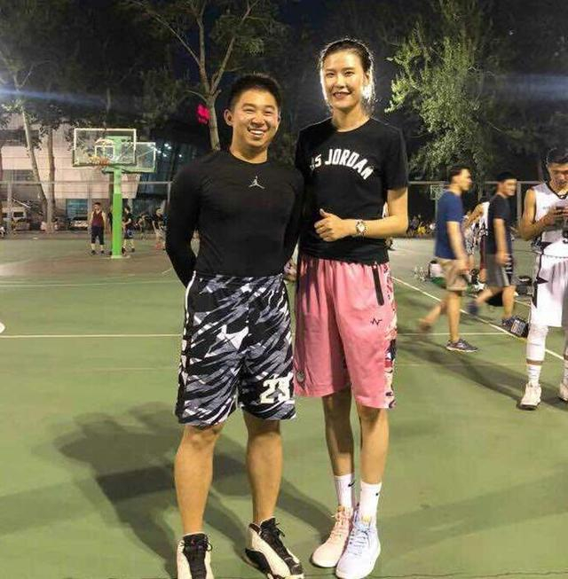 “最美篮球国手”许诺现状，身高197cm，31岁的她至今无人敢娶？