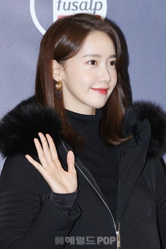 少女时代允儿全黑look亮相活动 大冬天不怕冷穿超短裙秀美腿 允儿 少女时代 超短裙 新浪新闻
