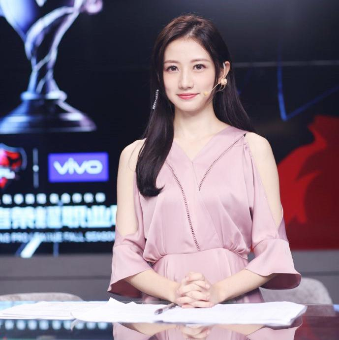 KPL四大美女解说爆红，灵儿大长腿吸睛，她颜值吊打余霜？