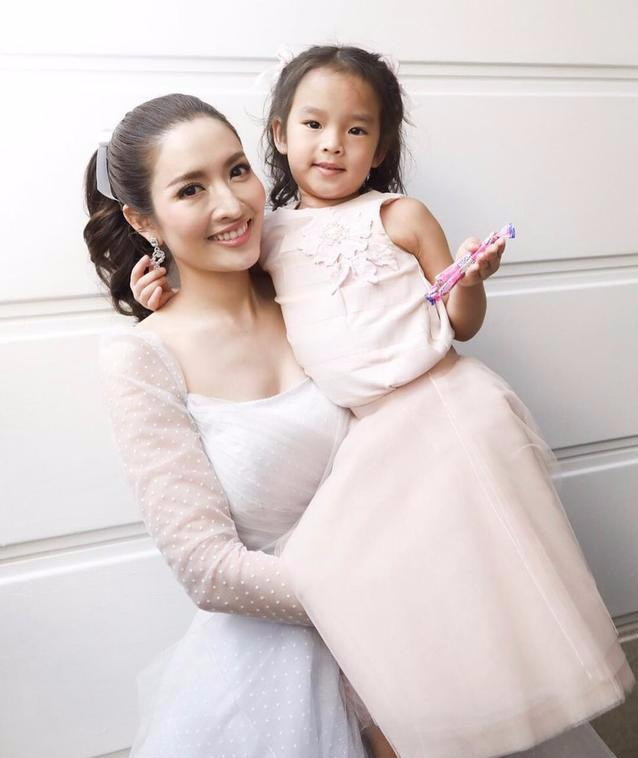 泰剧男神Push和女友Jui今日大婚 不被祝福姐弟恋终修成正果