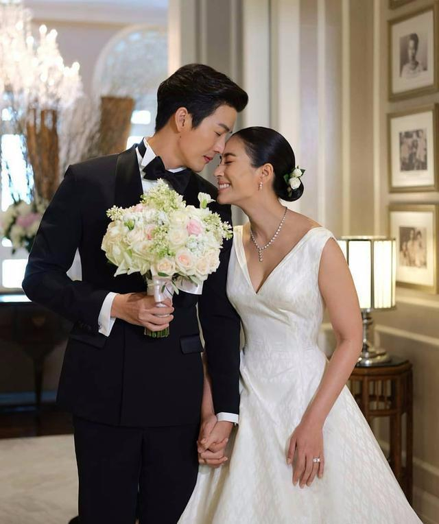 泰剧男神Push和女友Jui今日大婚 不被祝福姐弟恋终修成正果