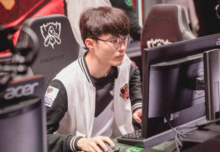 与Bang参加LOL活动，Faker摆出招牌手势，网友：再见是敌人