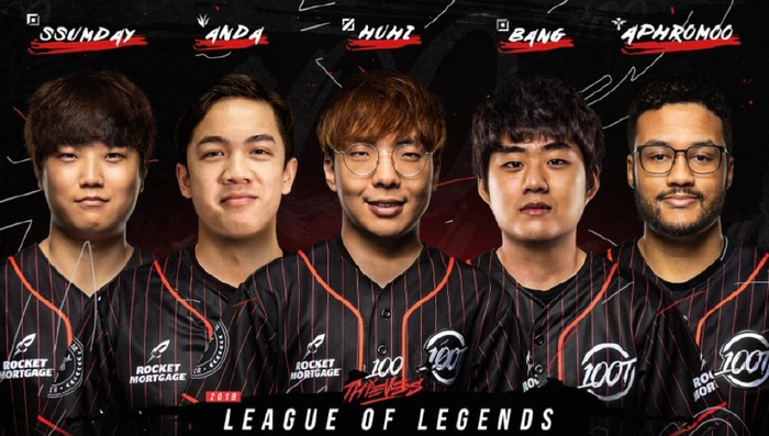 与Bang参加LOL活动，Faker摆出招牌手势，网友：再见是敌人