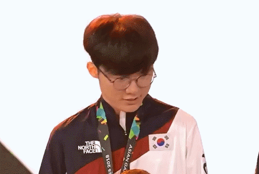 Faker心酸回头瞬间：S4直播回头无人！S7泪别冠军！亚运无奈银牌