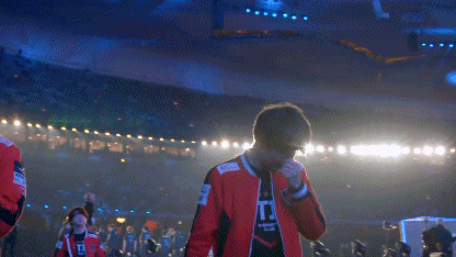 Faker心酸回头瞬间：S4直播回头无人！S7泪别冠军！亚运无奈银牌