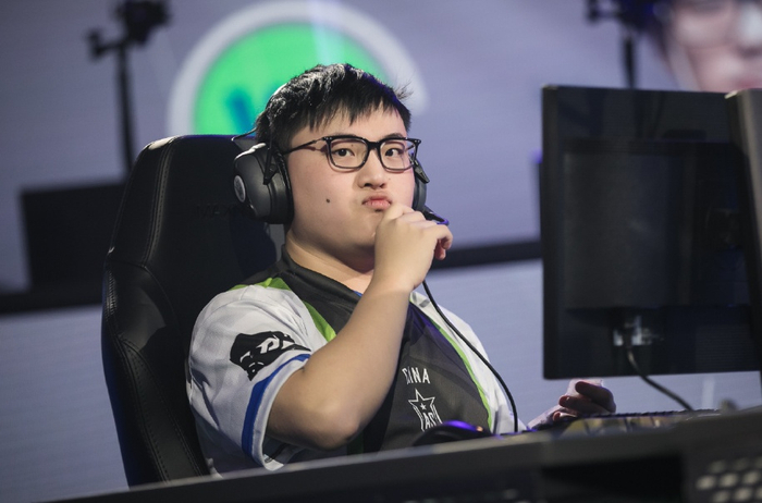 UU妹晒合照，Uzi陪网红女友看电影，网友：心疼MLXG