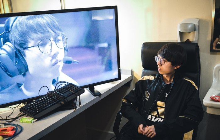 UU妹晒合照，Uzi陪网红女友看电影，网友：心疼MLXG