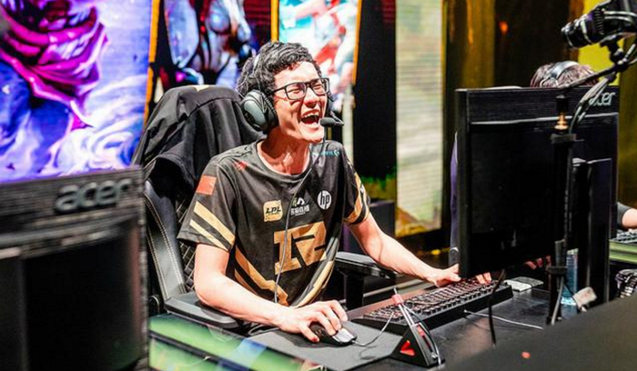 Lms粉丝可怜卡萨在RNG遭遇，结果被前FW教练怒怼！