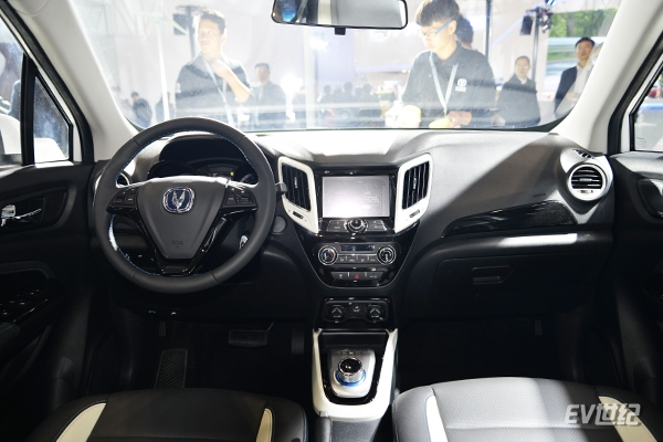 逸动EV300/奔奔EV260/CS15EV 长安四款新能源新车抢先看