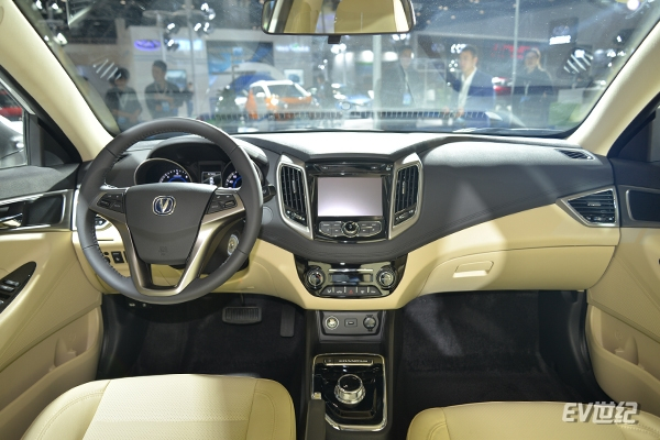 逸动EV300/奔奔EV260/CS15EV 长安四款新能源新车抢先看