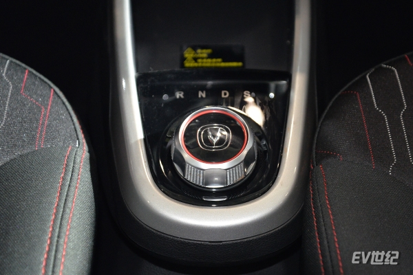 逸动EV300/奔奔EV260/CS15EV 长安四款新能源新车抢先看