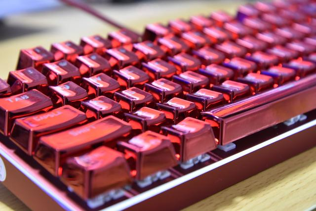 雷神红蜘蛛K750体验：这把键盘太扎眼！