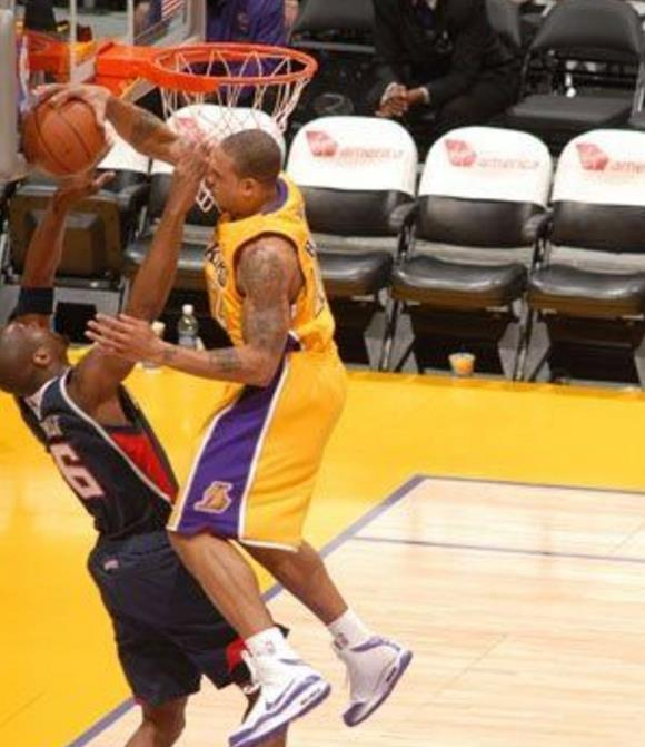 NBA5大精彩盖帽，年轻的韦德盖遍全联盟，香浓布朗顶板抓帽