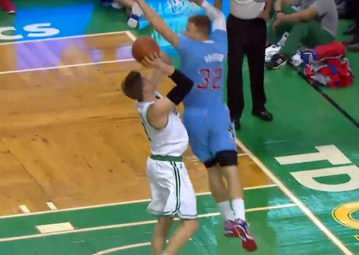 NBA5大精彩盖帽，年轻的韦德盖遍全联盟，香浓布朗顶板抓帽