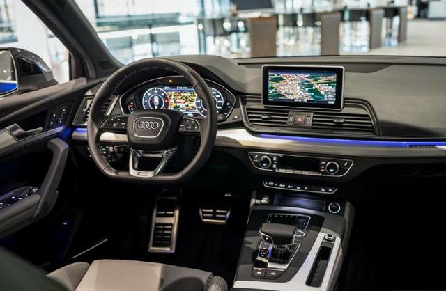 奥迪Q5轴距增加101mm, 后排空间大，销量碾压奔驰宝马