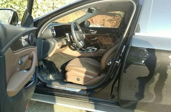 54万元的奔驰E300L借给朋友一天一夜，看到仪表盘后车主强颜欢笑