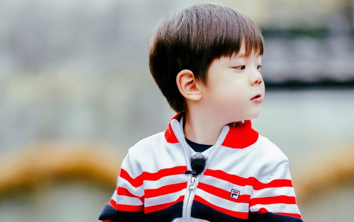 嗯哼想亲吻neinei，Max为了保护姐姐，抓着嗯哼狂亲，太好笑了！