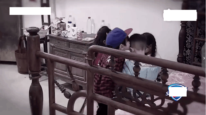 嗯哼想亲吻neinei，Max为了保护姐姐，抓着嗯哼狂亲，太好笑了！