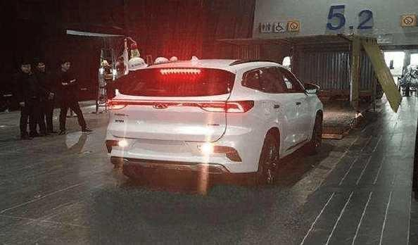 街边偶遇国产新SUV，比奥迪Q5还炫，比VV7还高档！