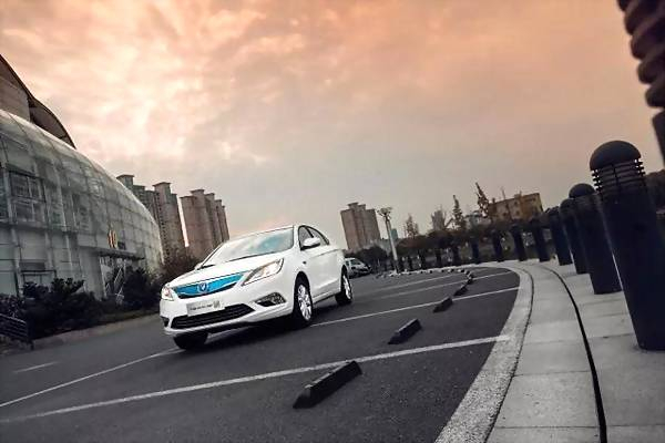 CS15 EV+新逸动EV300联手，长安新能源又让对手坐卧不宁了