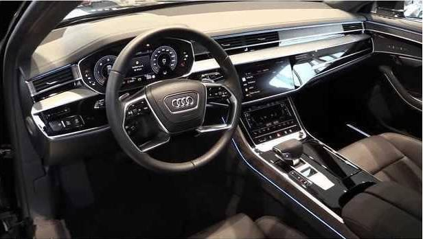 车库偶遇18款奥迪A8L，贯穿式尾灯亮起帅到掉渣，一辆车配6块屏