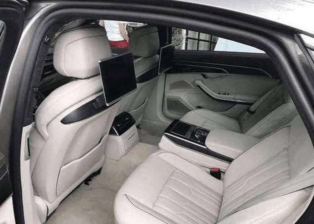 国内首台18款奥迪A8L正式上路，帅一塌糊涂，再也看不上奔驰S级