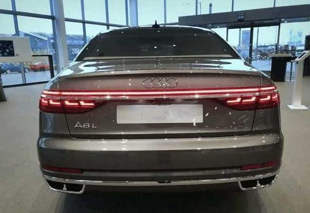 地下停车场发现18款奥迪A8L, 一车6屏,绝无仅有,奔驰S级真比不了