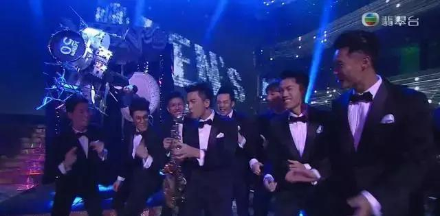 TVB50周年庆小花旦大放福利！深V高叉裙露美背，还有更劲爆的！|高叉裙|花旦|礼服_新浪新闻