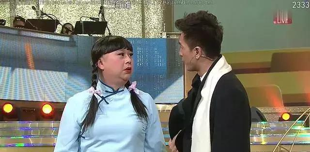 TVB50周年庆小花旦大放福利！深V高叉裙露美背，还有更劲爆的！|高叉裙|花旦|礼服_新浪新闻