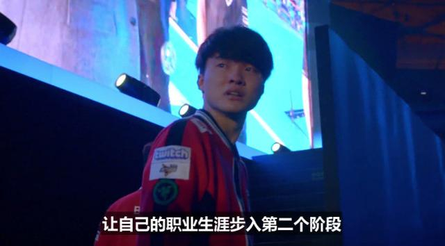 S7决赛幕后：Faker回望奖杯，表情令人心疼！