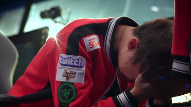 S7决赛幕后：Faker回望奖杯，表情令人心疼！