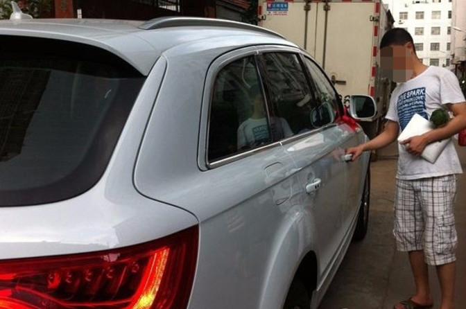 小哥被老爸给了10万买哈弗H6，结果用80000提新奥迪Q7