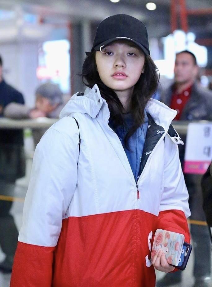 换了造型师又瘦了的林允，一蓝一黄两套造型美的时尚又灵气